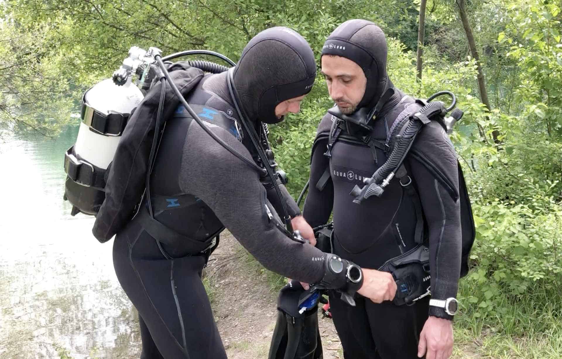 Scuba diving buddy check - Social Diving